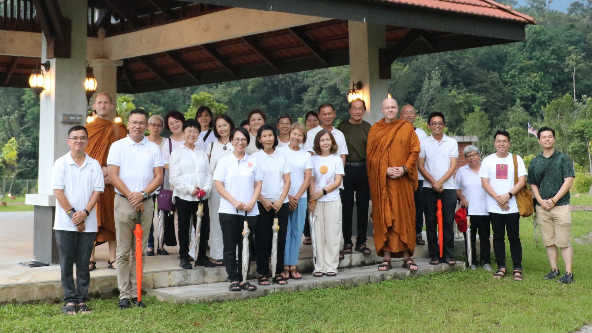 Ajahn Achalo visits Wisdom Park – Nalanda Buddhist Society