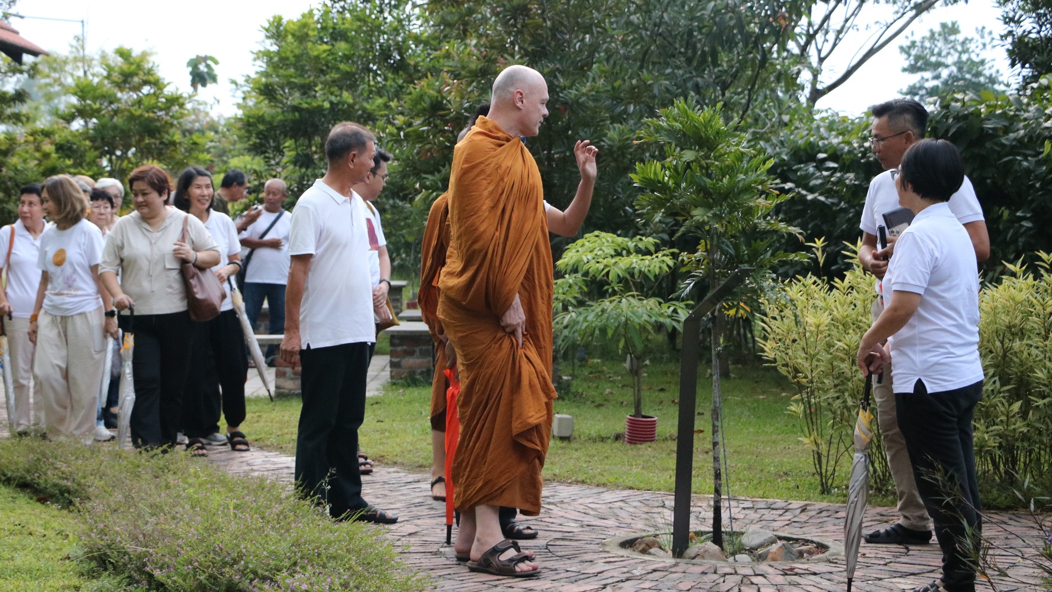 Ajahn Achalo visits Wisdom Park – Nalanda Buddhist Society