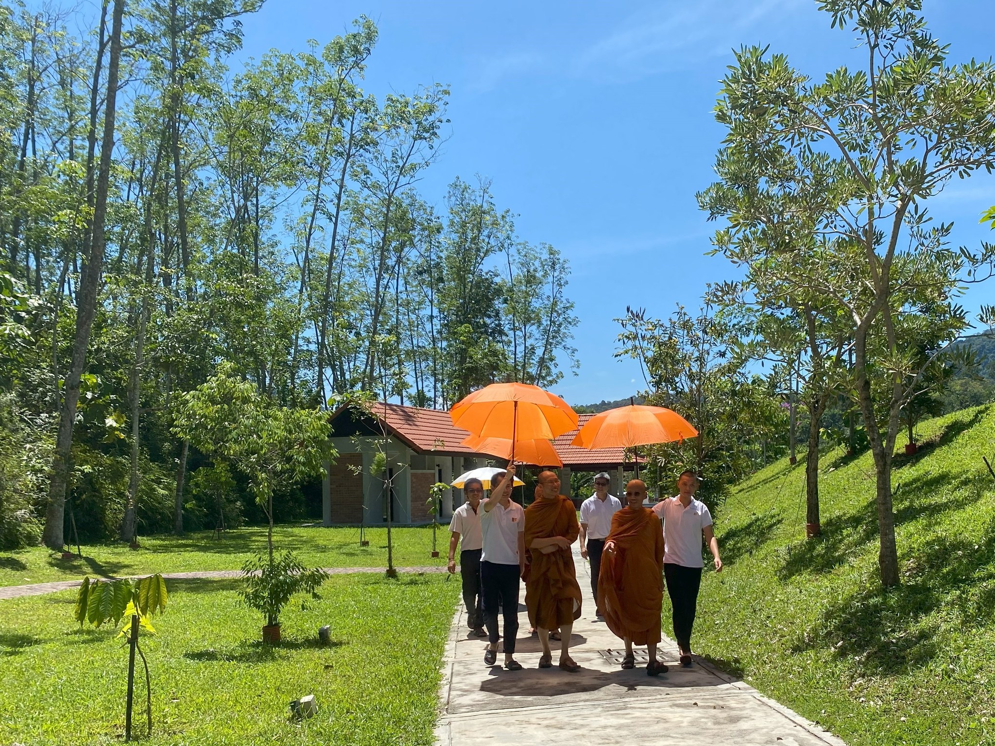 Thai forest monks visit Wisdom Park – Nalanda Buddhist Society
